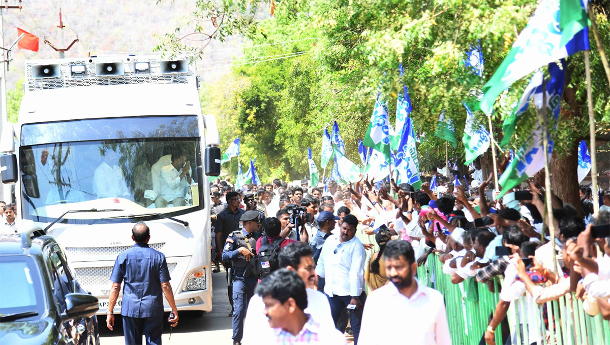 CM Jagan Bus Yatra Photos: బస్సు యాత్రలో జననేత జగనన్నకు సాదర స్వాగతం (ఫొటోలు) | Memantha Siddham ...